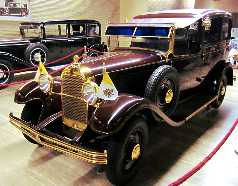 Les papamobiles, les fameuses voitures pontificales - Absolutely Cars